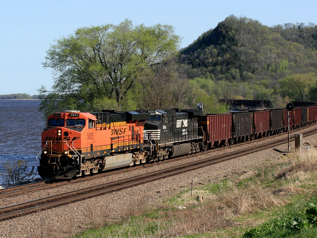 BNSF 5825